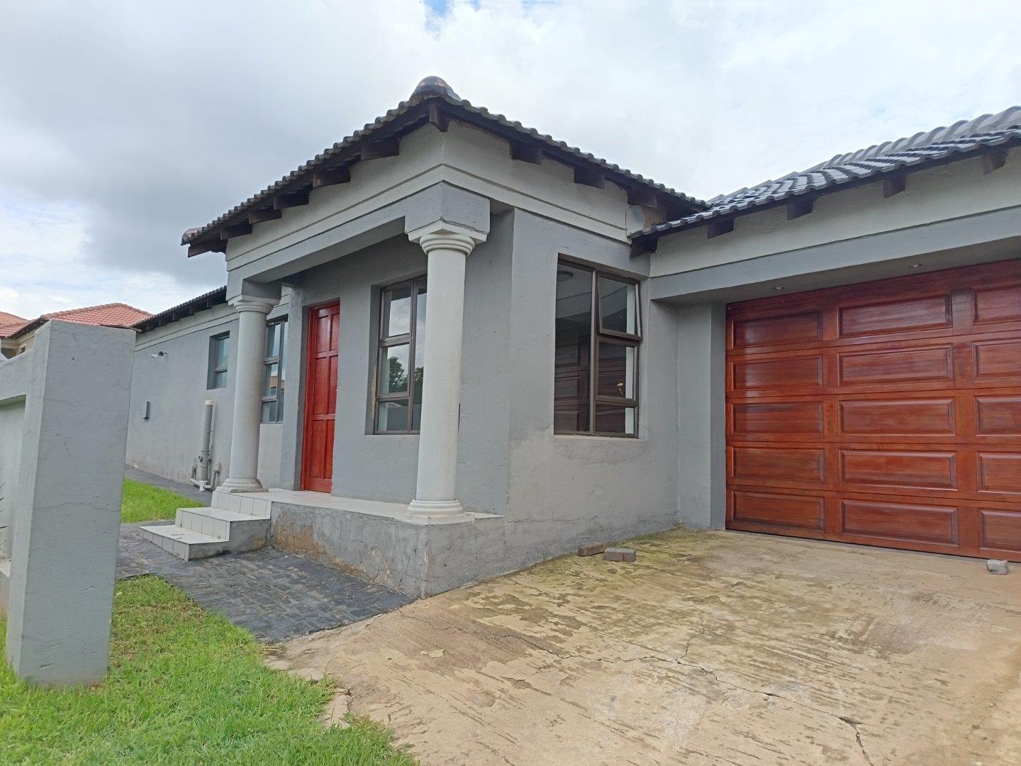 3 Bedroom House for sale in Munsieville South - P24-115592571