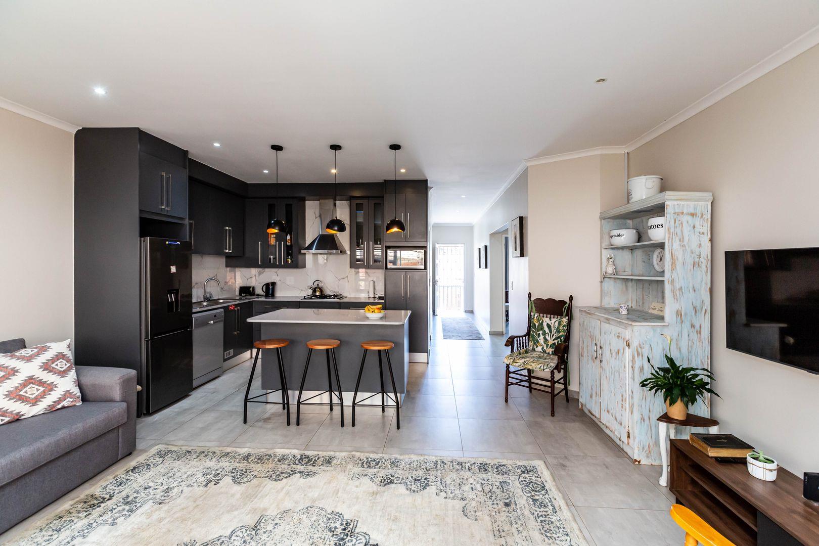 2 Bedroom Townhouse for sale in Beacon Bay - P24-115461928