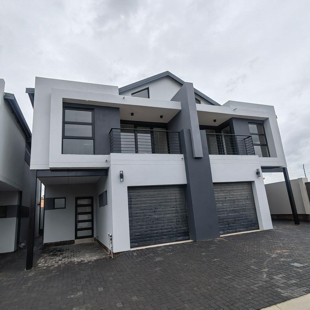 3 Bedroom Townhouse for sale in Secunda - P24-115601144