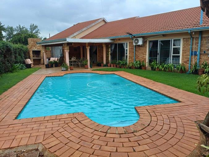 4 Bedroom House for Sale in Oberholzer