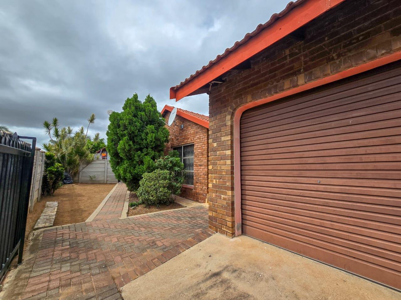 3 Bedroom House for sale in Bendor - P24-115632243