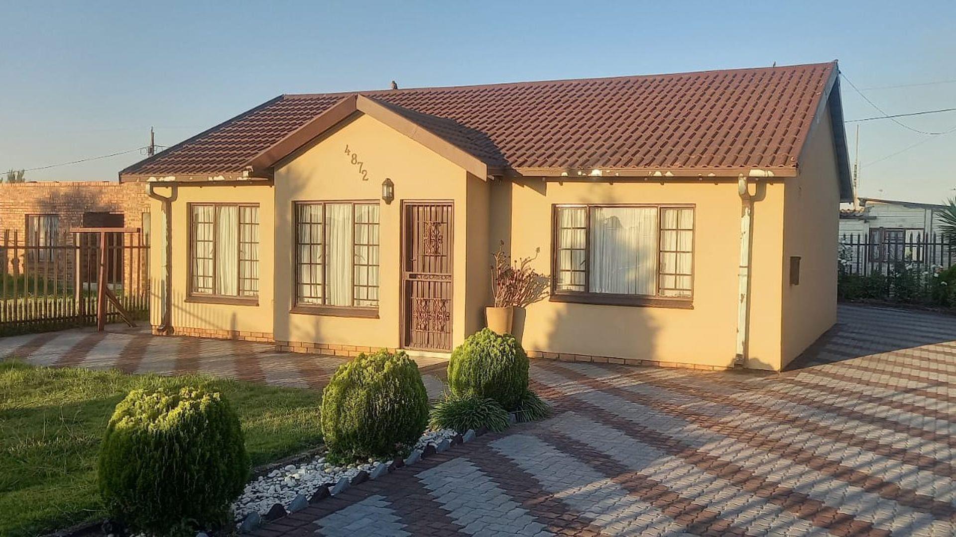 3 Bedroom House for sale in Embalenhle - P24-115647387