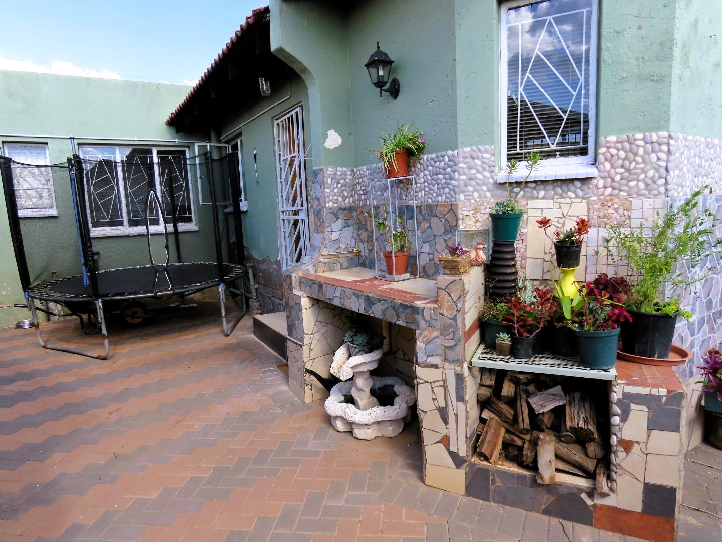3 Bedroom House for sale in Eersterust - P24-115648603