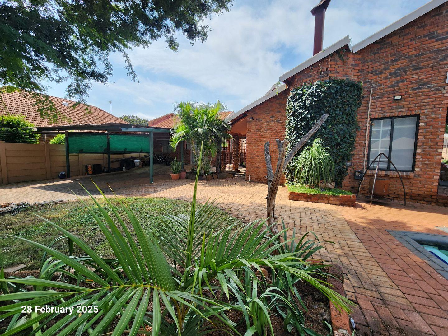 3 Bedroom House for sale in Bendor - P24-115655093