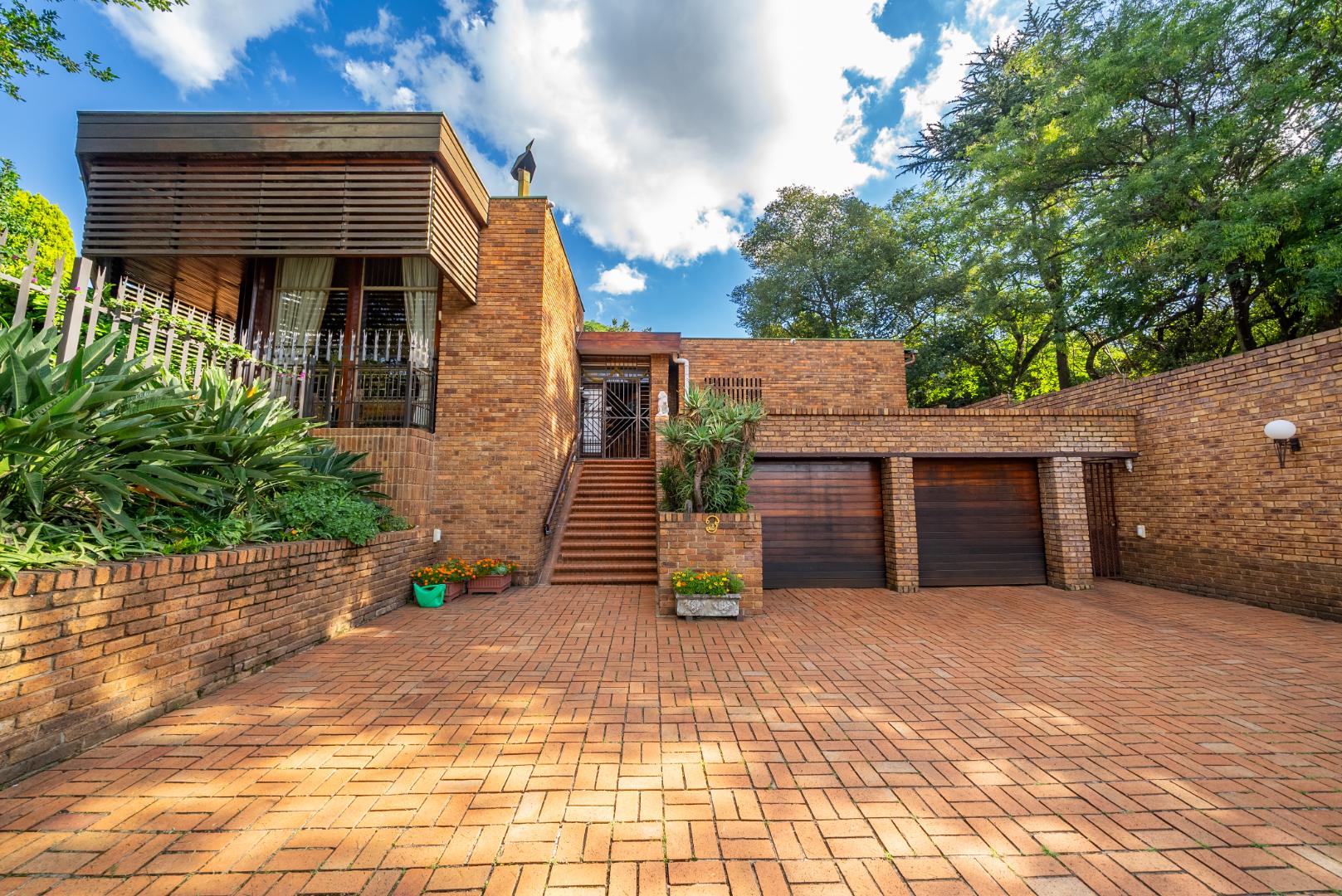 4 Bedroom House for sale in Mondeor - P24-115657462