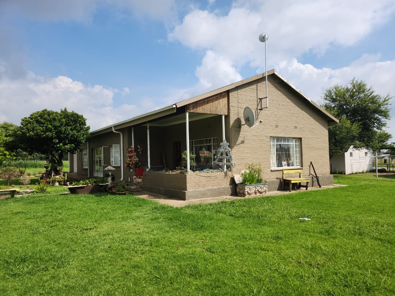 4 Bedroom House for sale in Oranjeville - P24-114506933