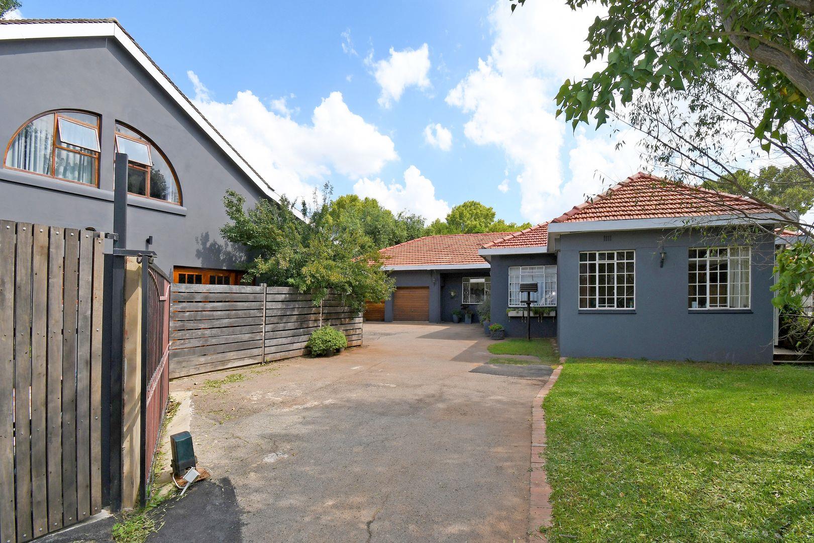 4 Bedroom House for sale in Saxonwold - P24-115674801