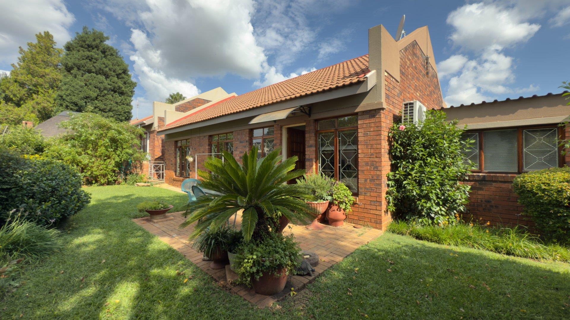 2 Bedroom Townhouse for sale in Flamwood - P24-115708036