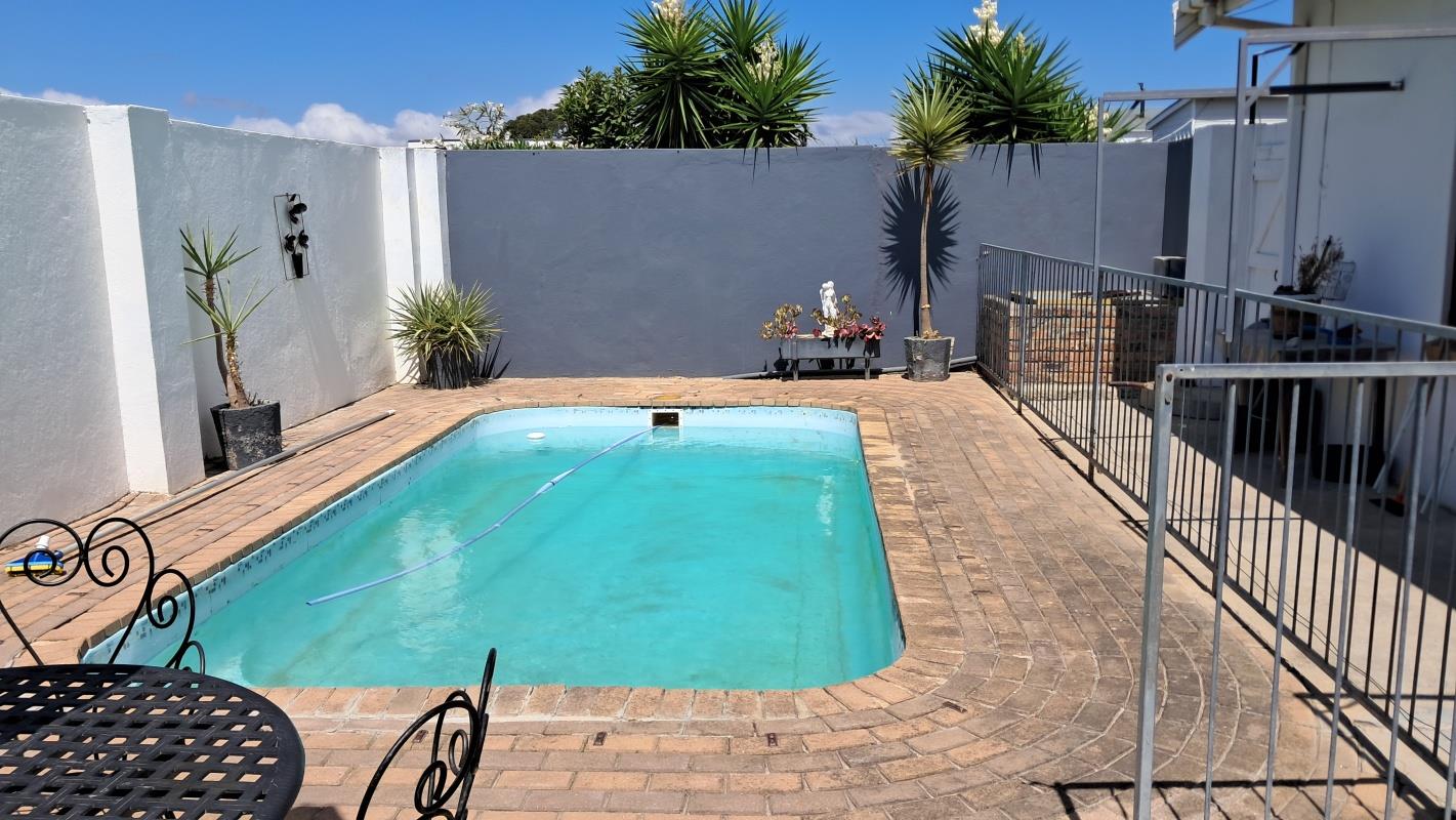 4 Bedroom House for sale in Bot River - 10 1st Avenue - P24-115712011