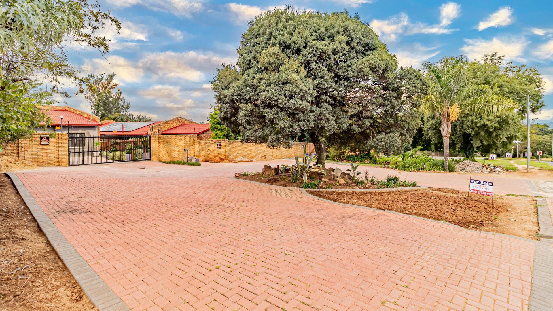 4 Bedroom House for sale in Randpark Ridge - P24-115726724