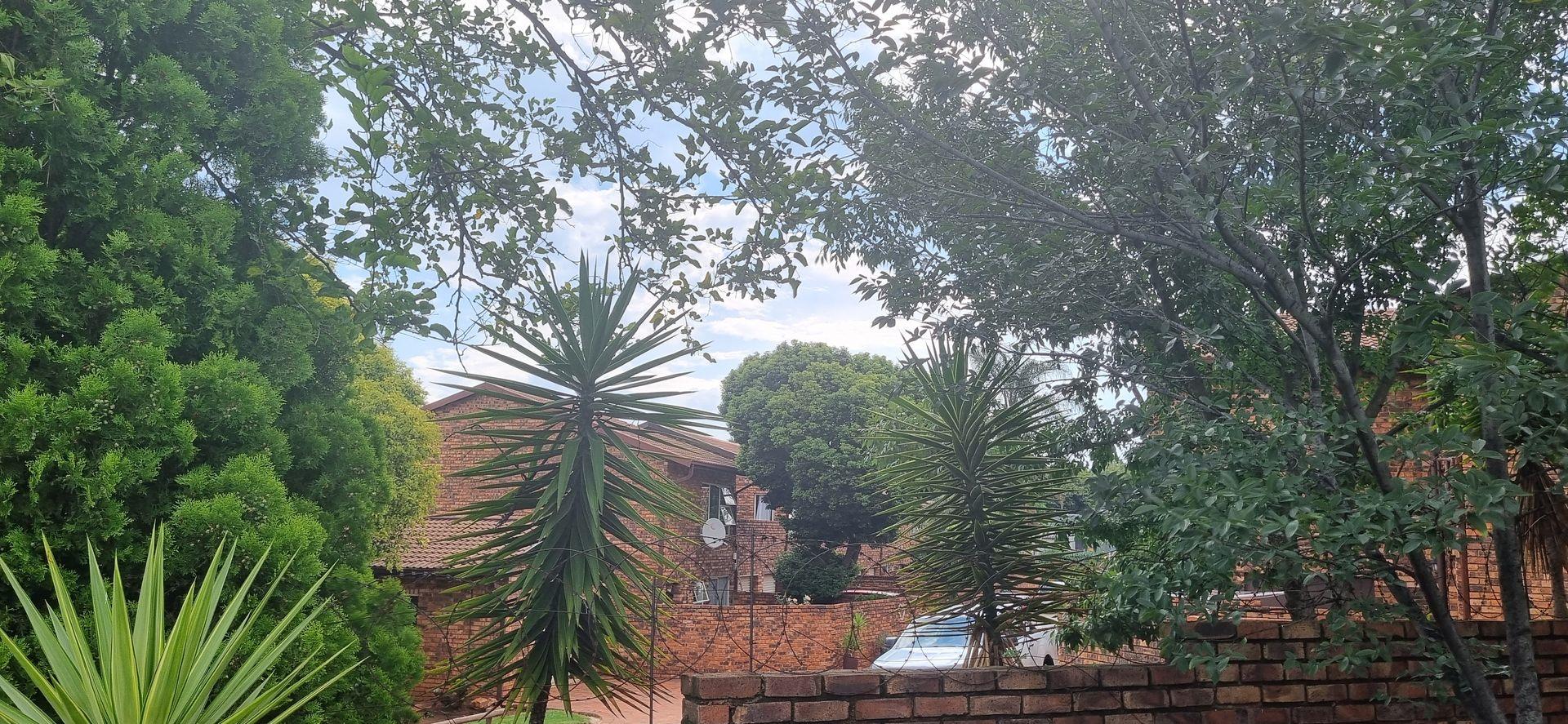 3 Bedroom Townhouse for sale in Roodekrans - P24-115733404