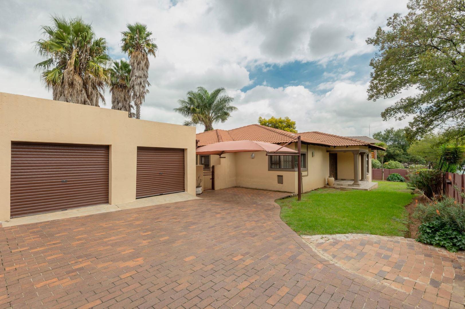 4 Bedroom House for sale in Edenvale Central - P24-115753850