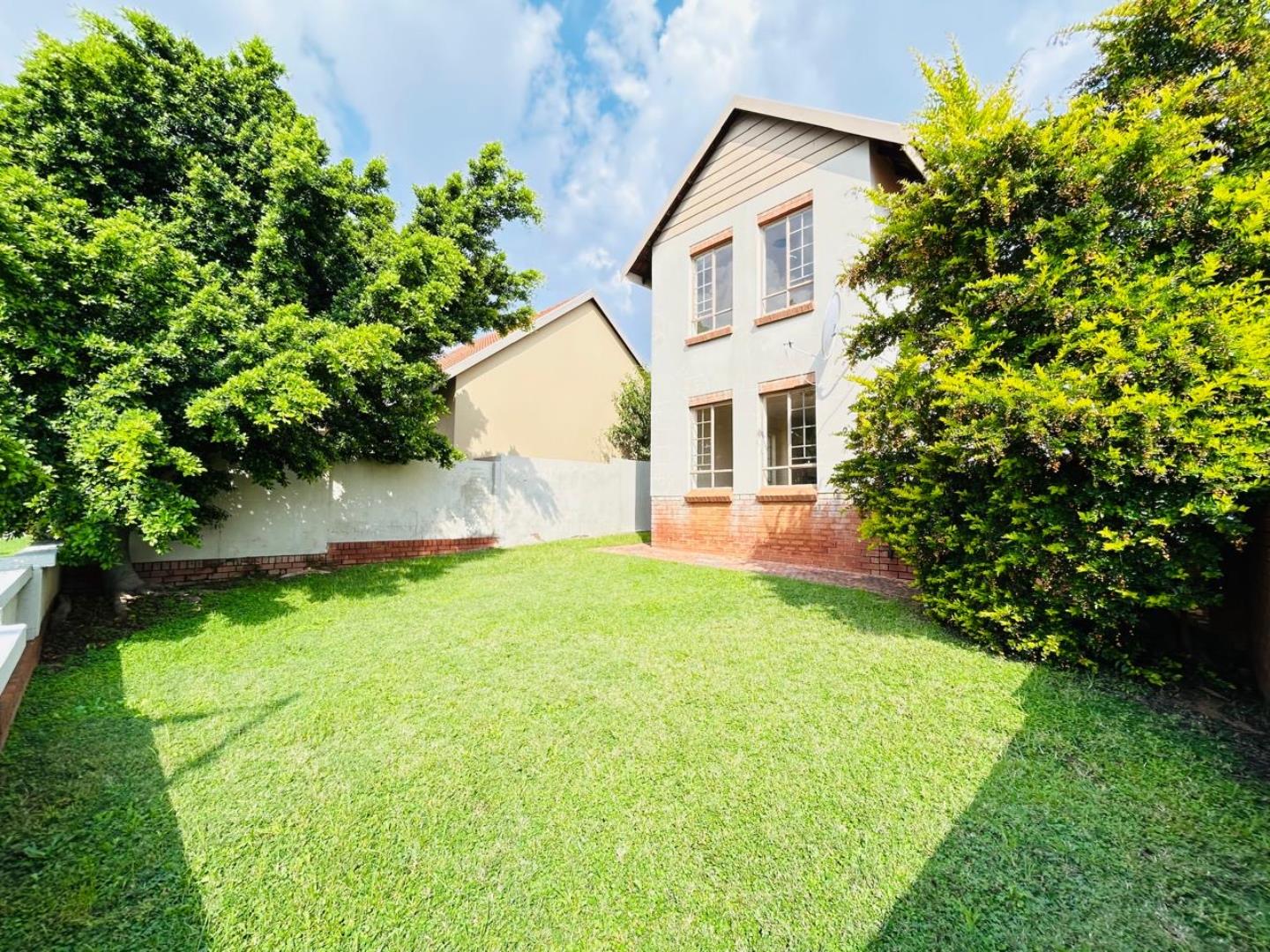 3 Bedroom Townhouse for sale in Kosmosdal - P24-115760097