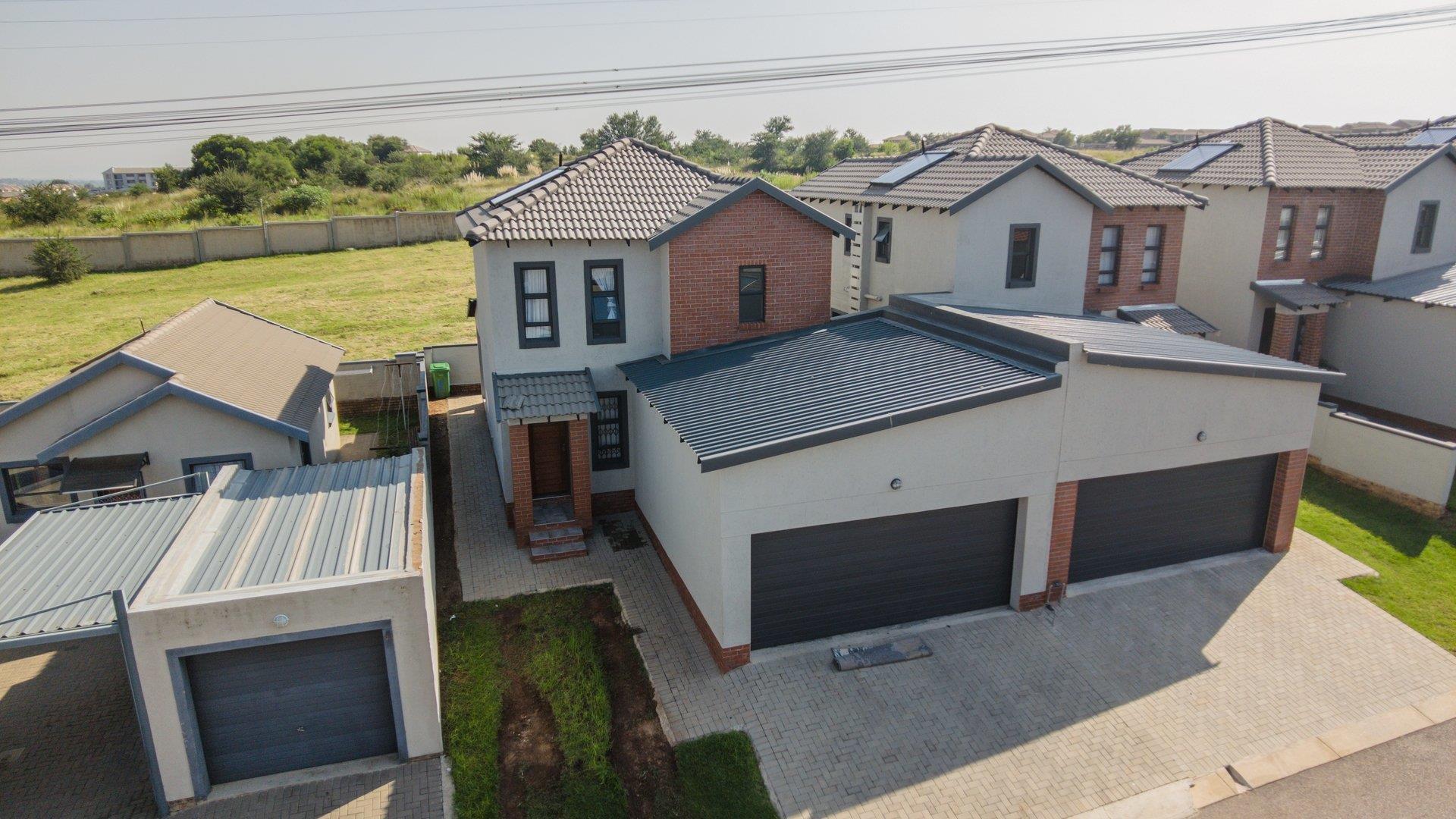 3 Bedroom House for sale in Kosmosdal - P24-115720034