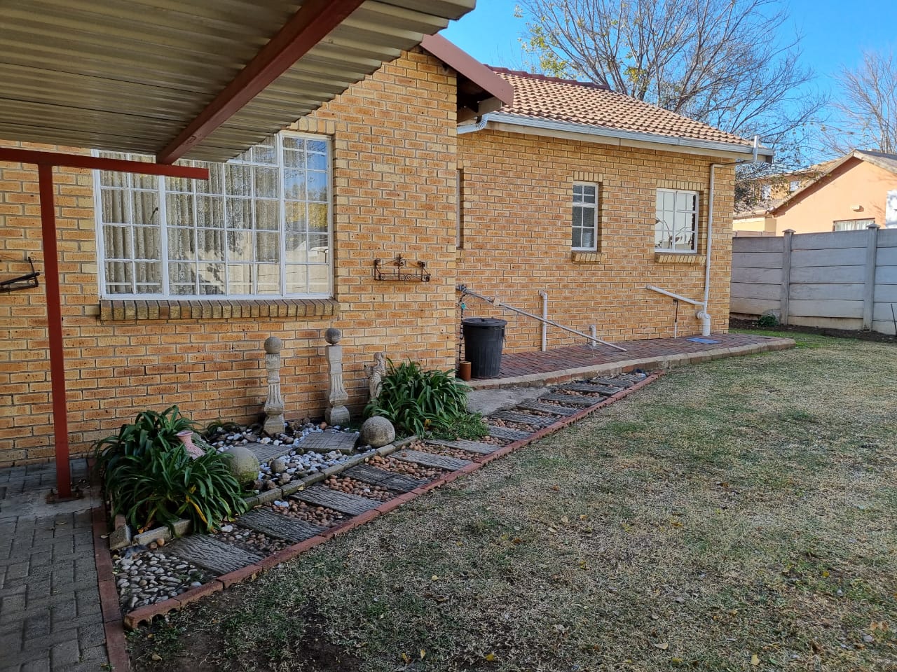 2 Bedroom Townhouse for sale in Standerton Central - P24-115773957