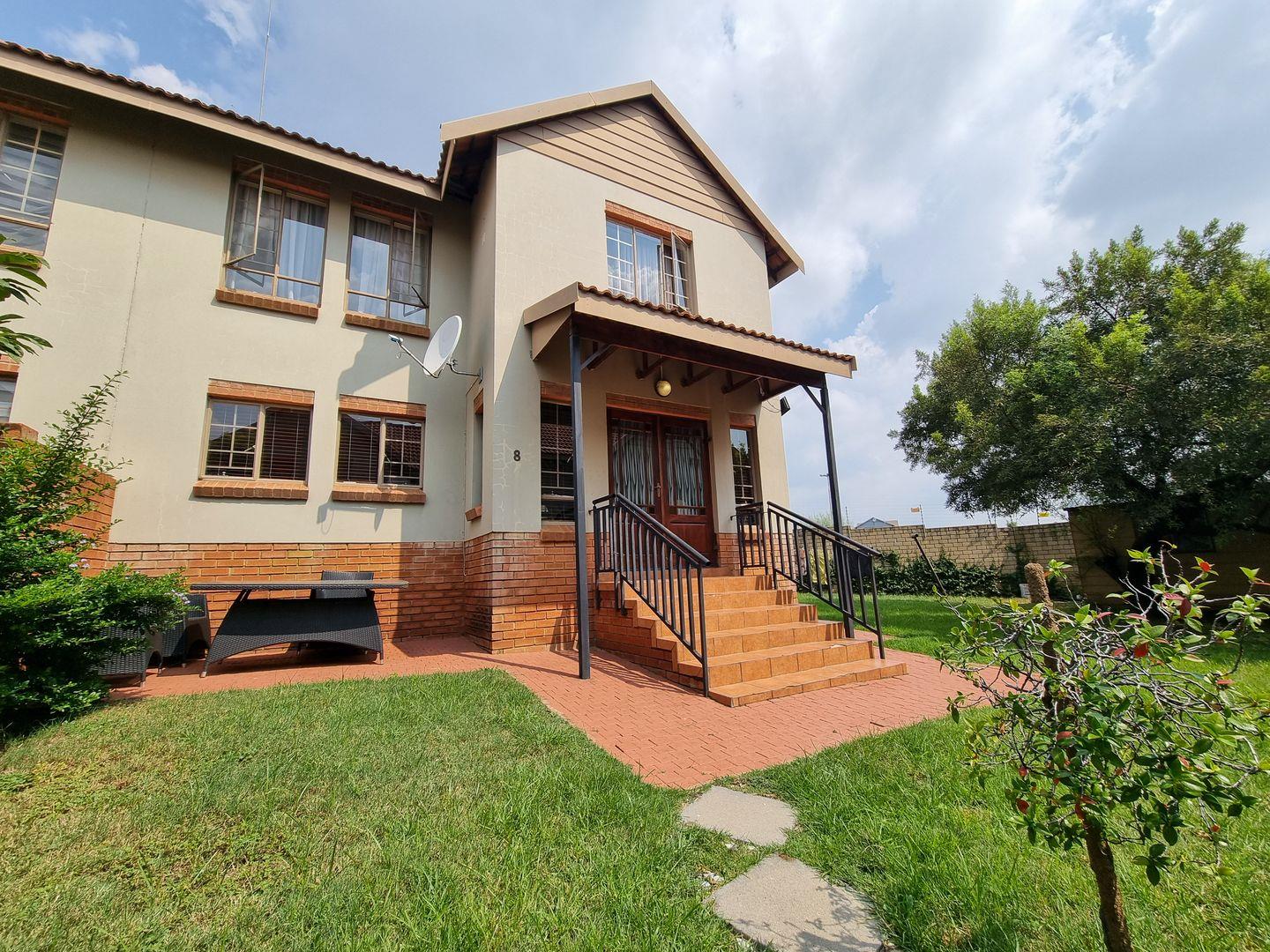 3 Bedroom Townhouse for sale in Kosmosdal - 8 Ss Erf 2182 Kosmosdal ...