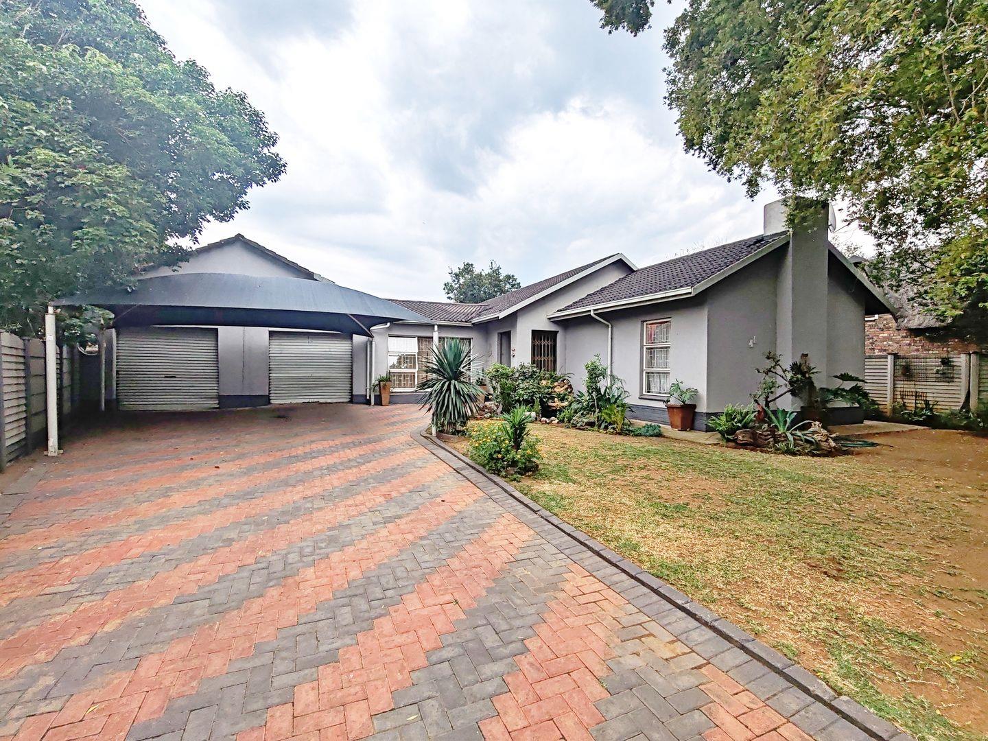 3 Bedroom House for sale in Vanderbijlpark SE 2 - P24-115786083