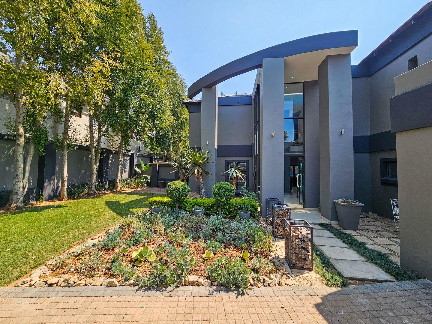 5 Bedroom House for sale in Silverwoods Country Estate - P24-115793434