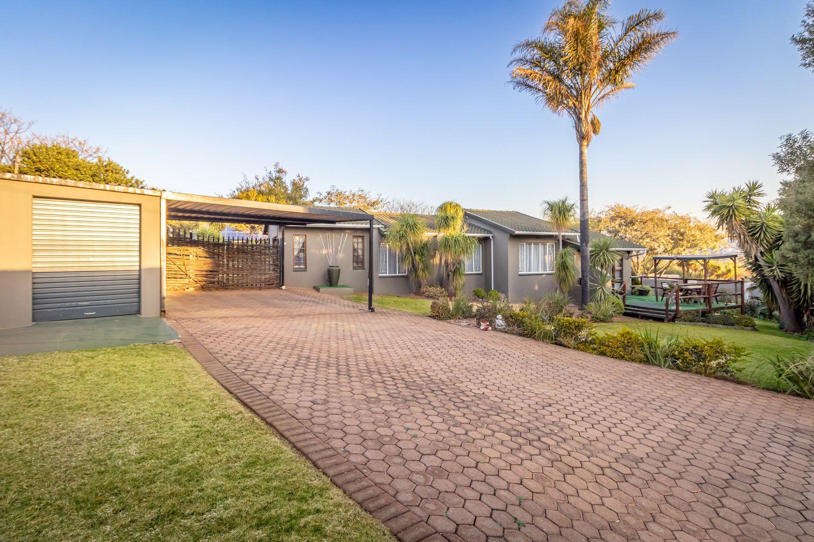 3 Bedroom House for sale in Roodekrans - 2 Maime Avenue - P24-115800438