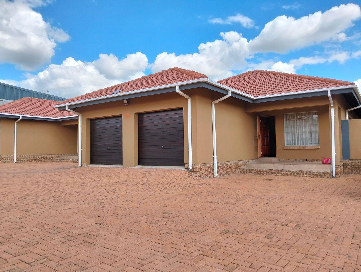 3 Bedroom Townhouse for sale in Bendor - P24-116065459