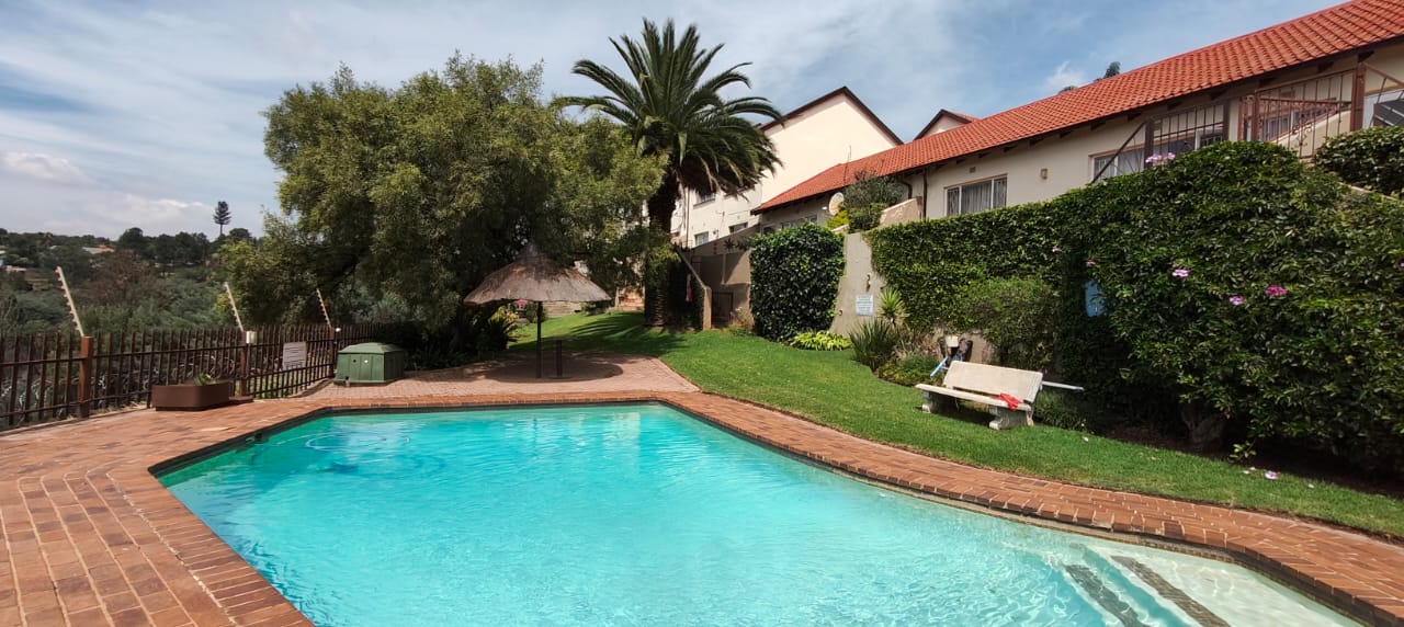 2 Bedroom Townhouse for sale in Silverfields - P24-114401590