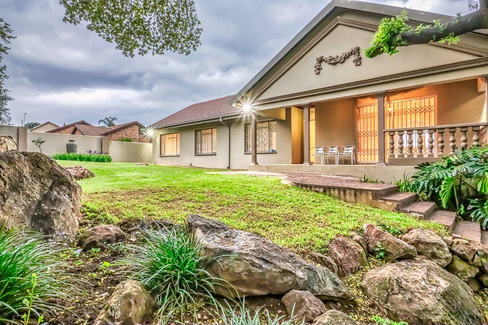 4 Bedroom House for sale in Glenvista - P24-115812828