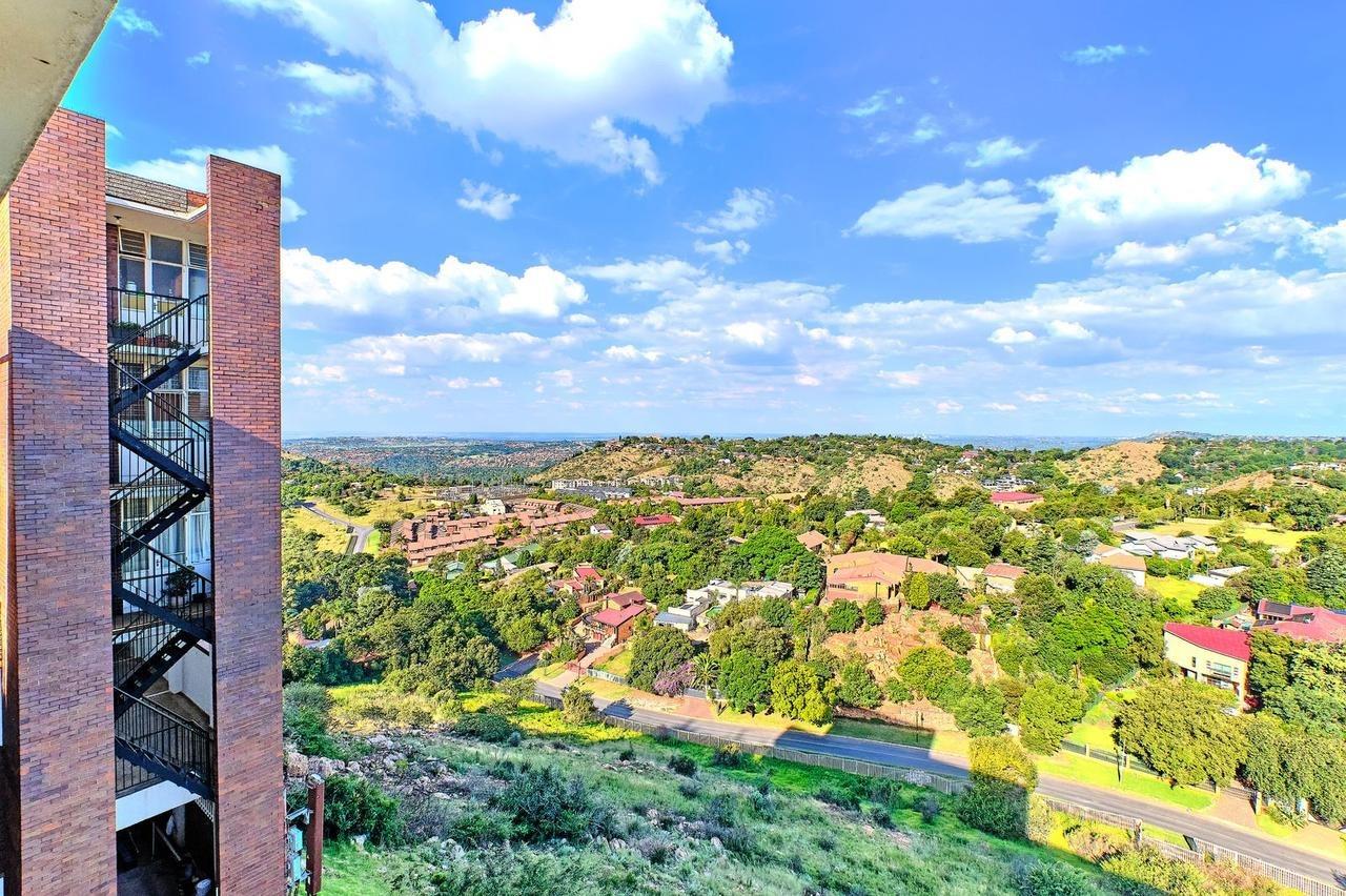 2 Bedroom Apartment / flat for sale in Helderkruin - P24-115817675