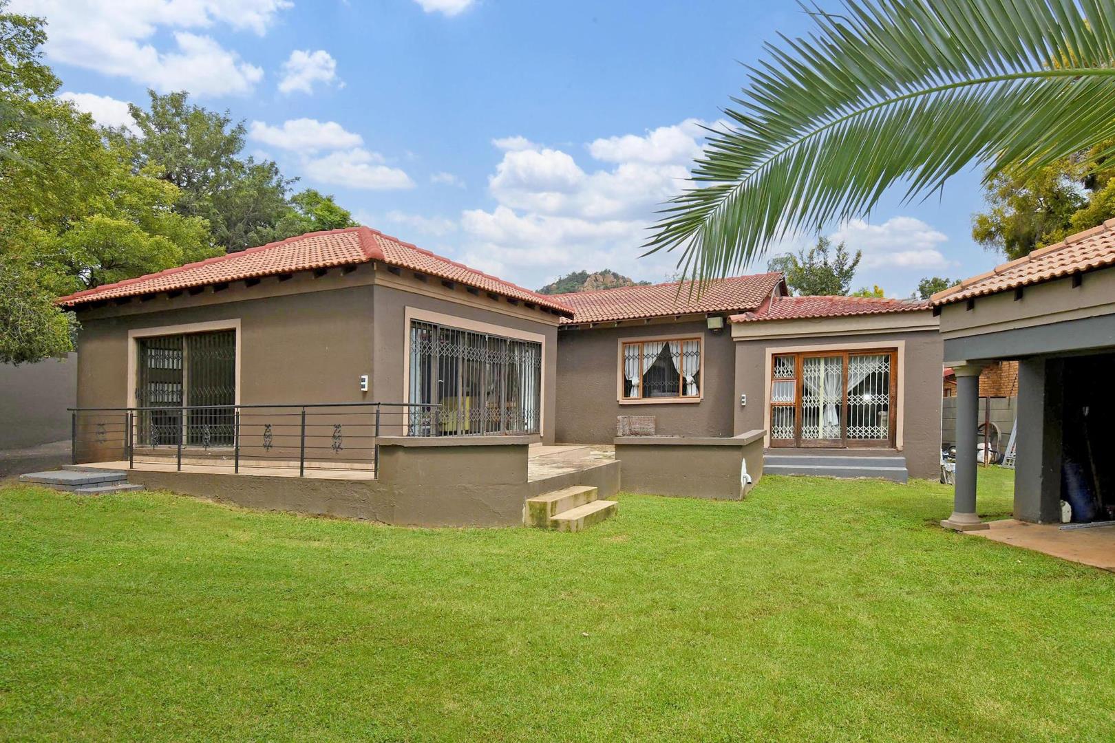 5 Bedroom House for sale in Meredale - P24-115778826