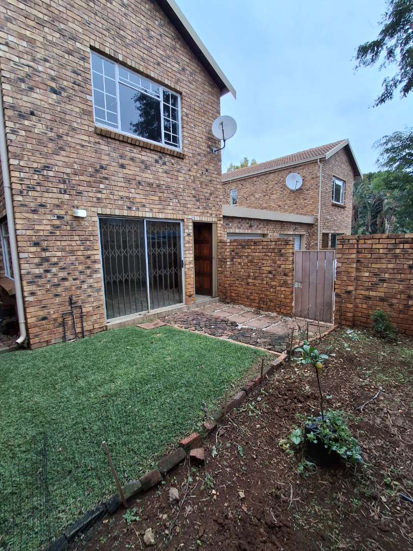 2 Bedroom Townhouse for sale in Wierda Park - P24-115704397