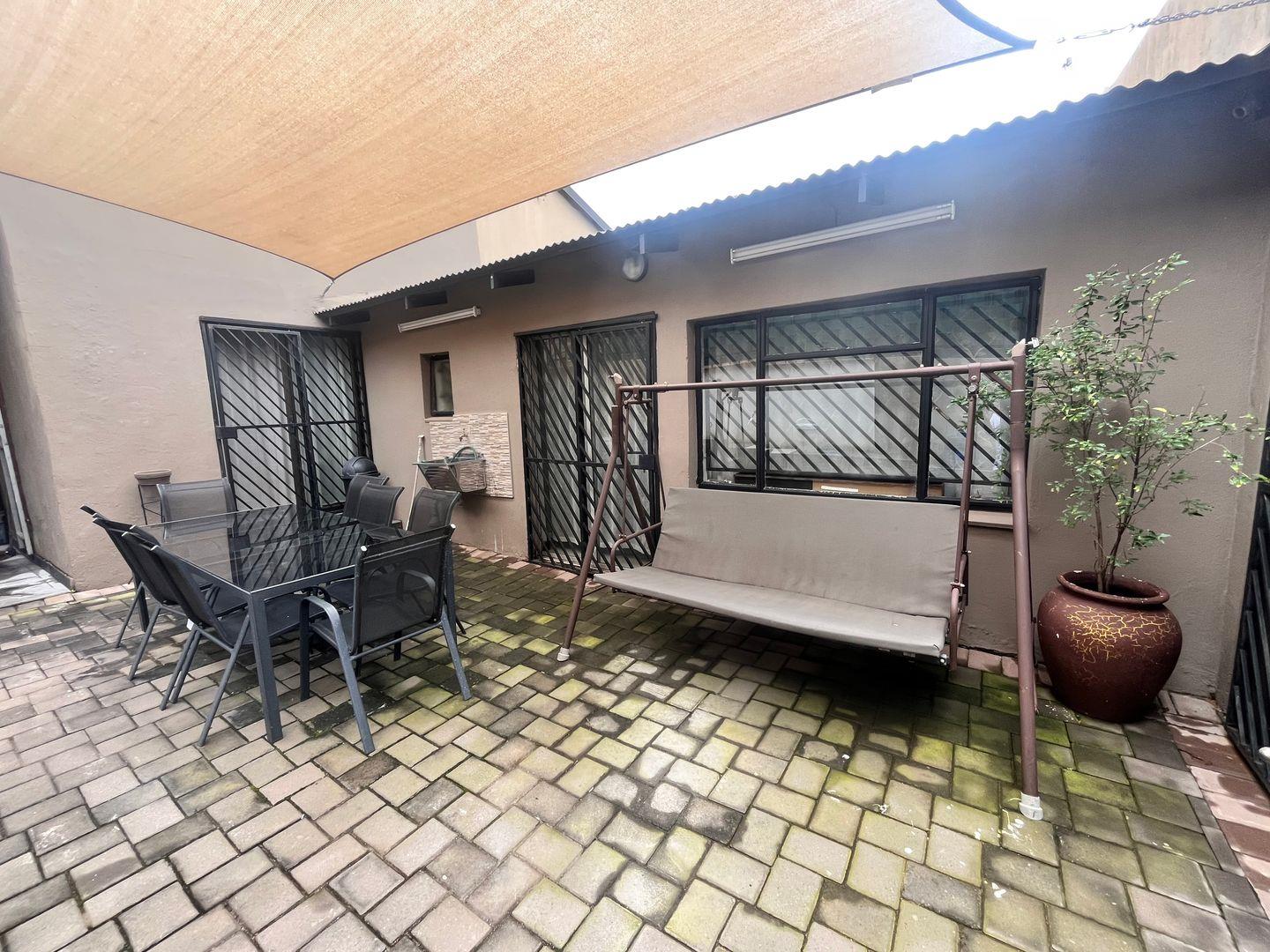 6 Bedroom House for sale in Laudium - P24-115829323