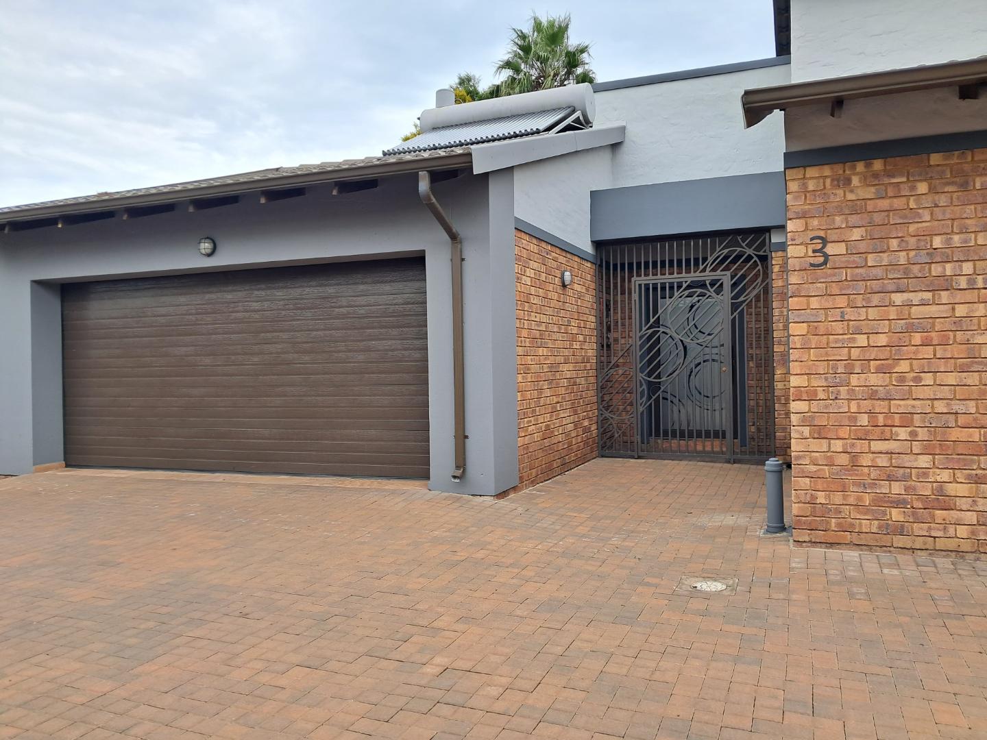 3 Bedroom Townhouse for sale in Brackenhurst - P24-115844982