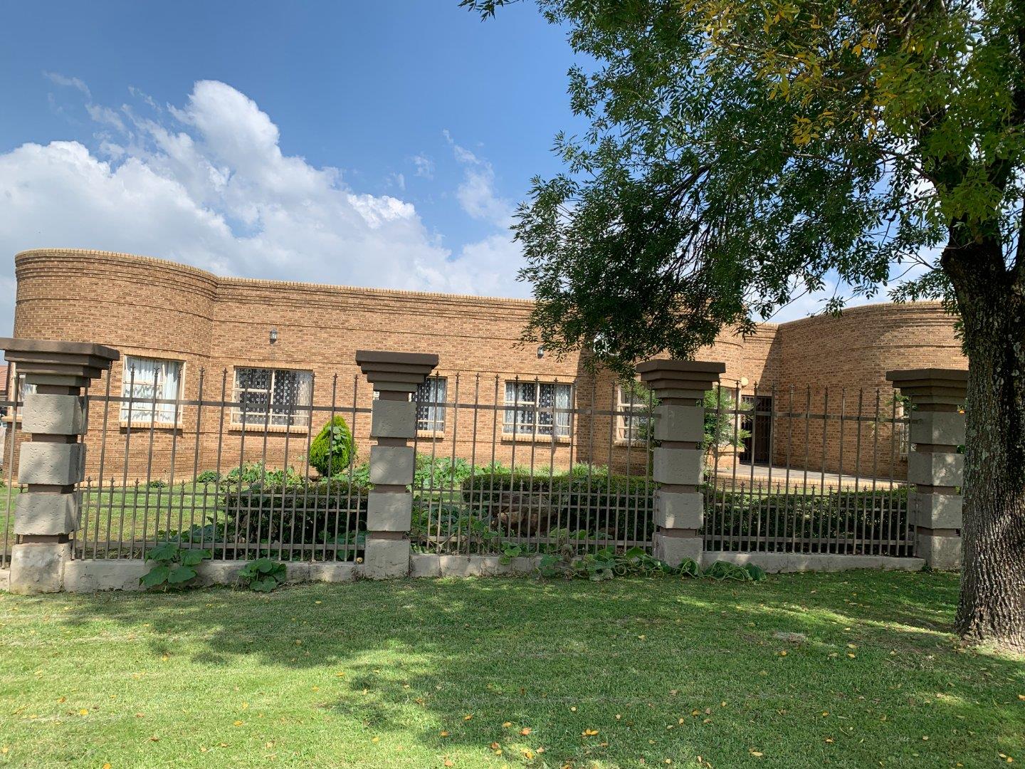 4 Bedroom House for sale in Standerton Central - P24-115865575