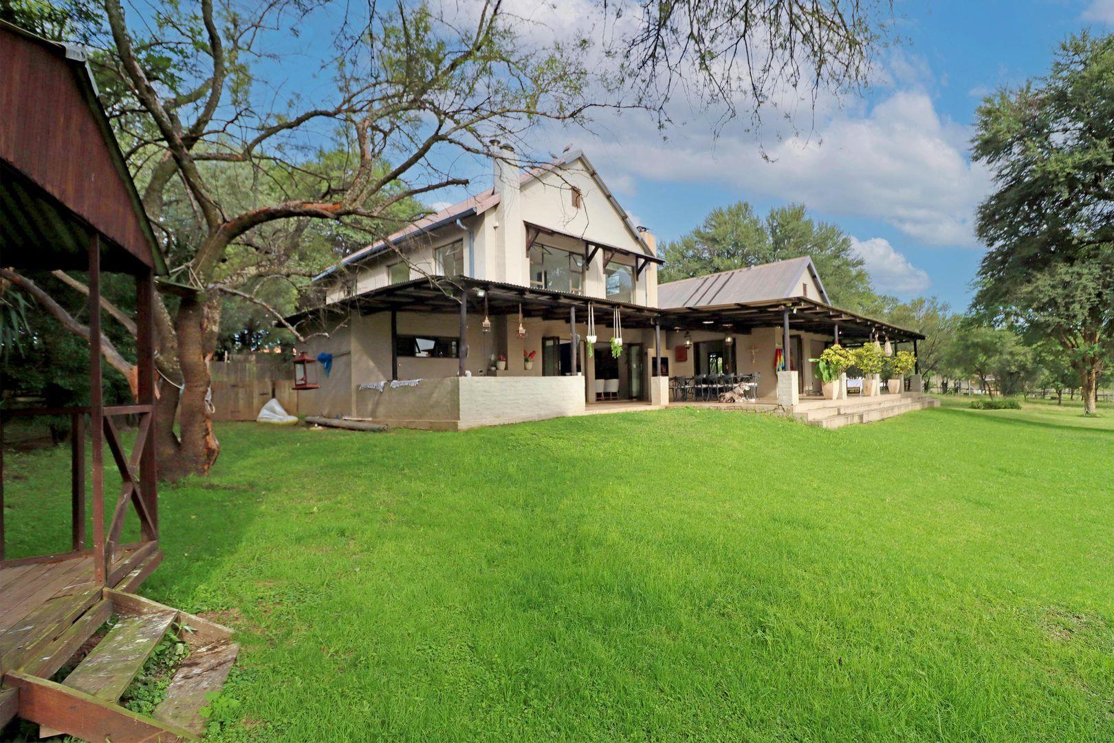 5 Bedroom House for sale in Chartwell - P24-115865679