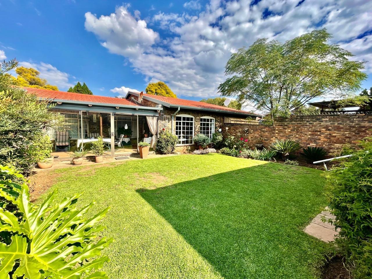 3 Bedroom Townhouse for sale in Brackenhurst - P24-115868836