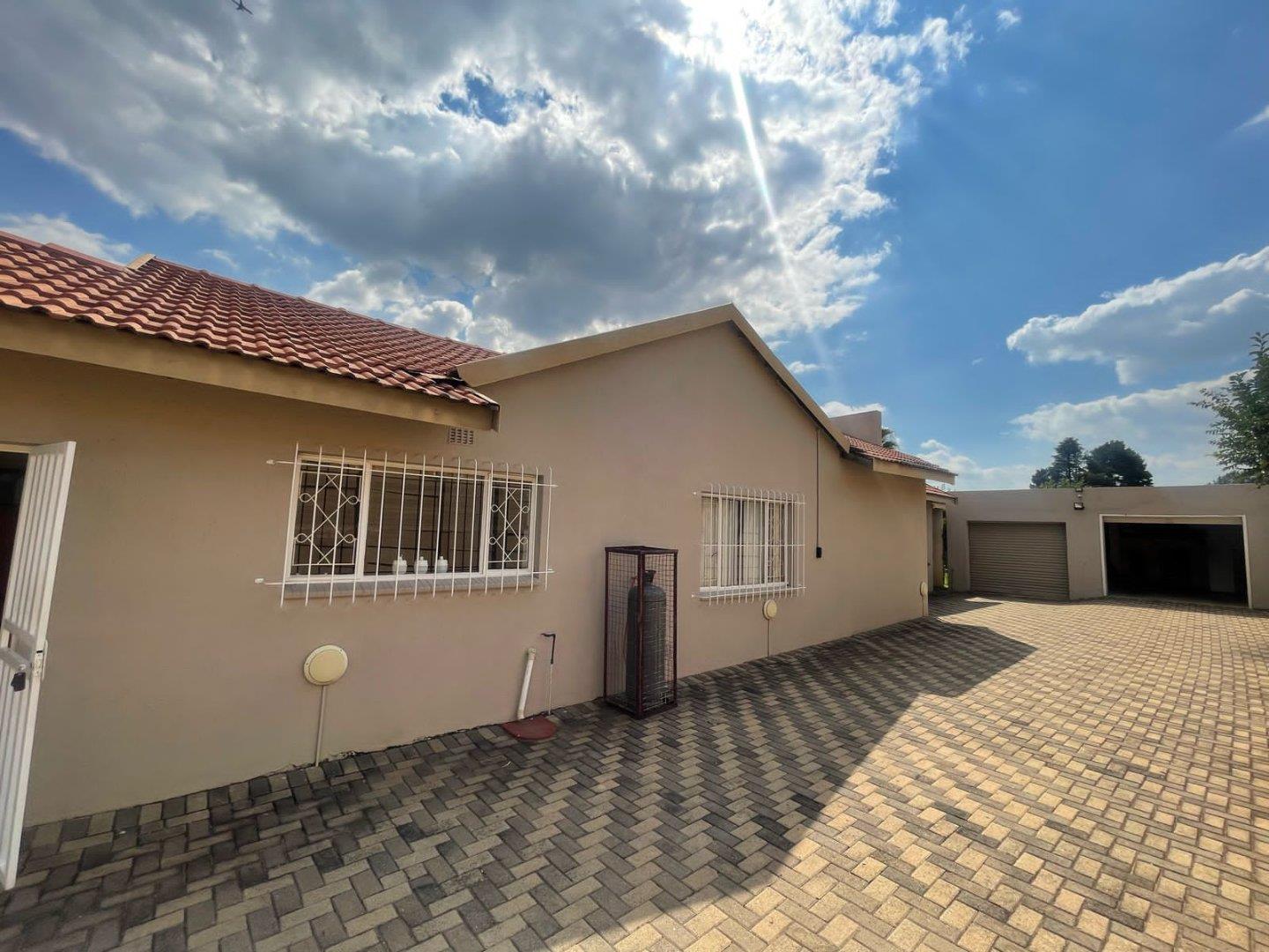 4 Bedroom House for sale in Elspark - P24-115875750