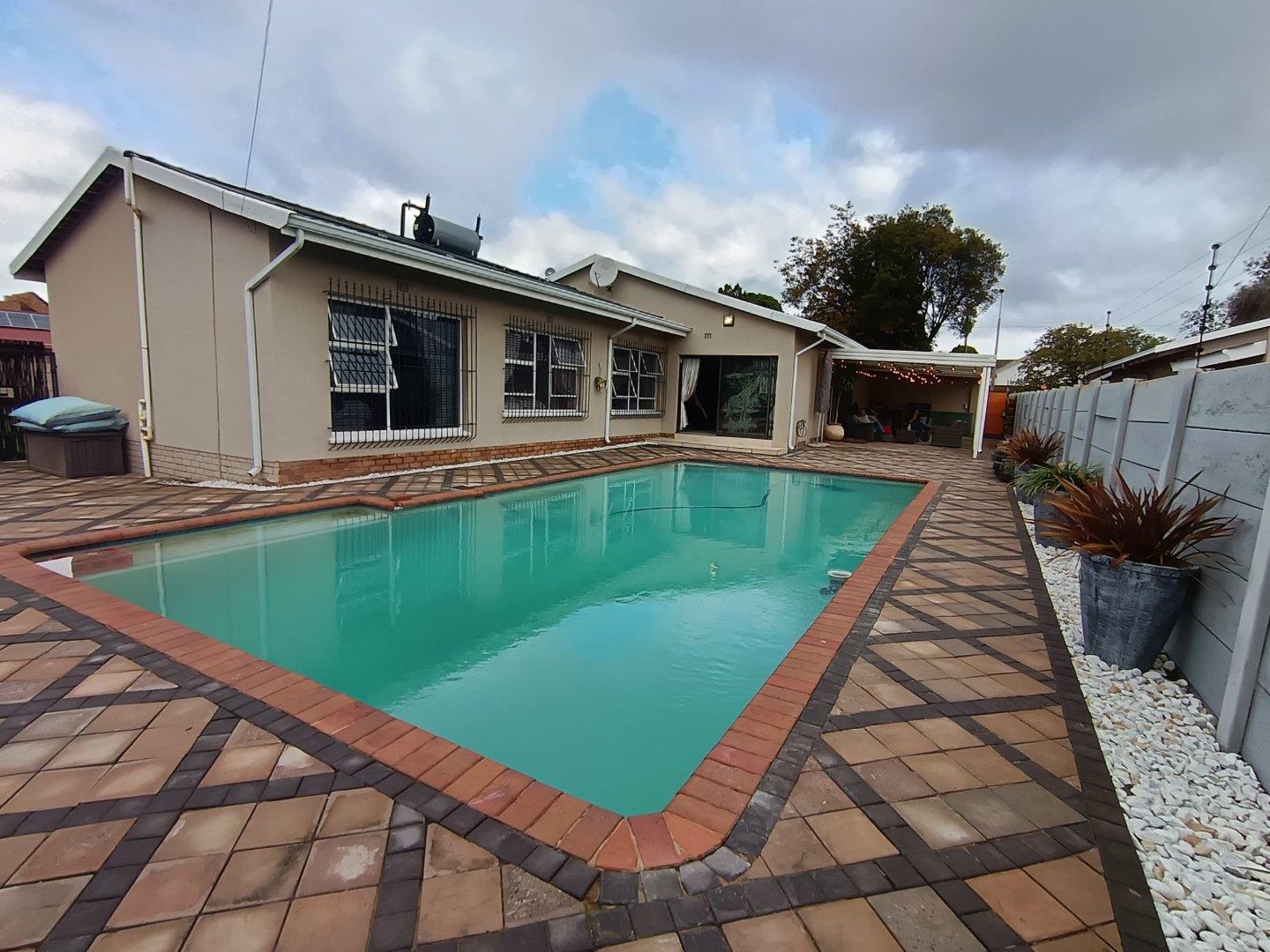 4 Bedroom House for sale in Helikon Park - 35 Patrys Avenue - P24-115876136