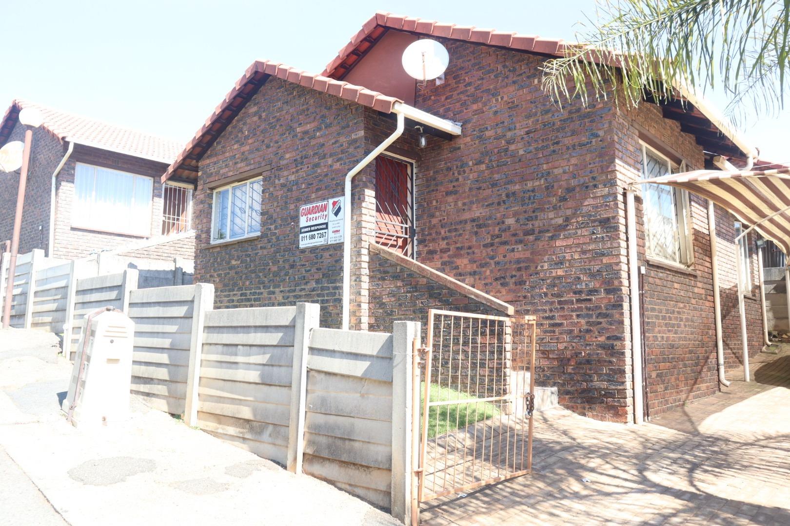 3 Bedroom Townhouse for sale in Mondeor - P24-115643610