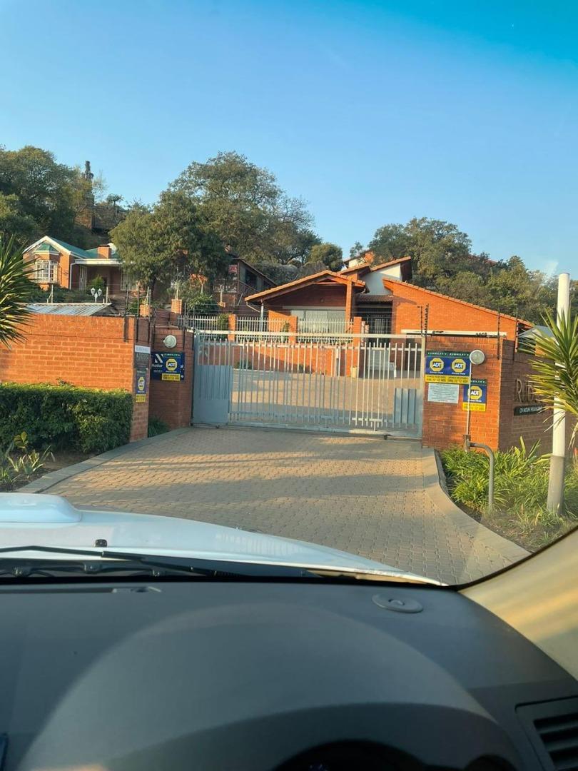 3 Bedroom Townhouse for sale in Glenvista - P24-115929644