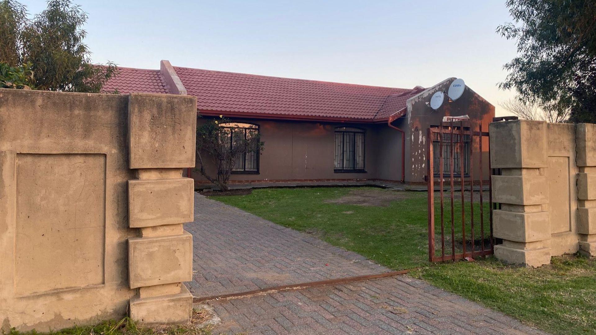 3 Bedroom House for sale in Embalenhle - P24-115939794