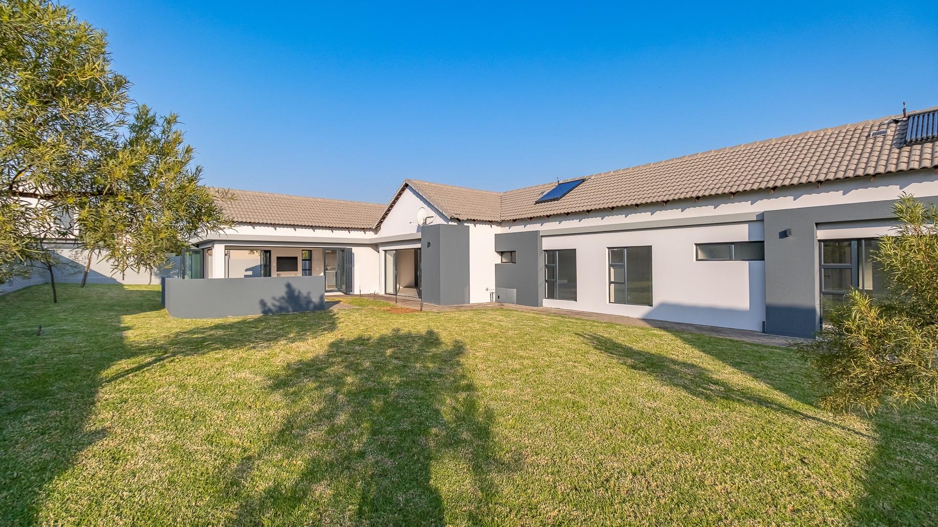 4 Bedroom House for sale in Midstream Estate - P24-115942086