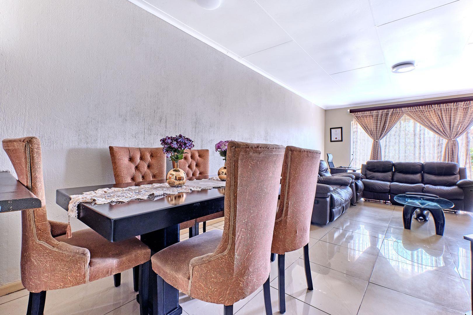 3 Bedroom Townhouse for sale in Hamberg - P24-111952055