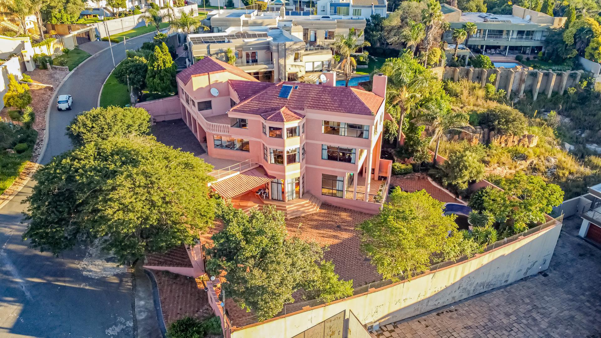 5 Bedroom House for sale in Northcliff - P24-115953665