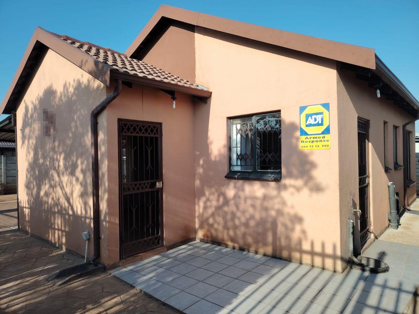 3 Bedroom House to rent in Lotus Gardens - P24-115957097