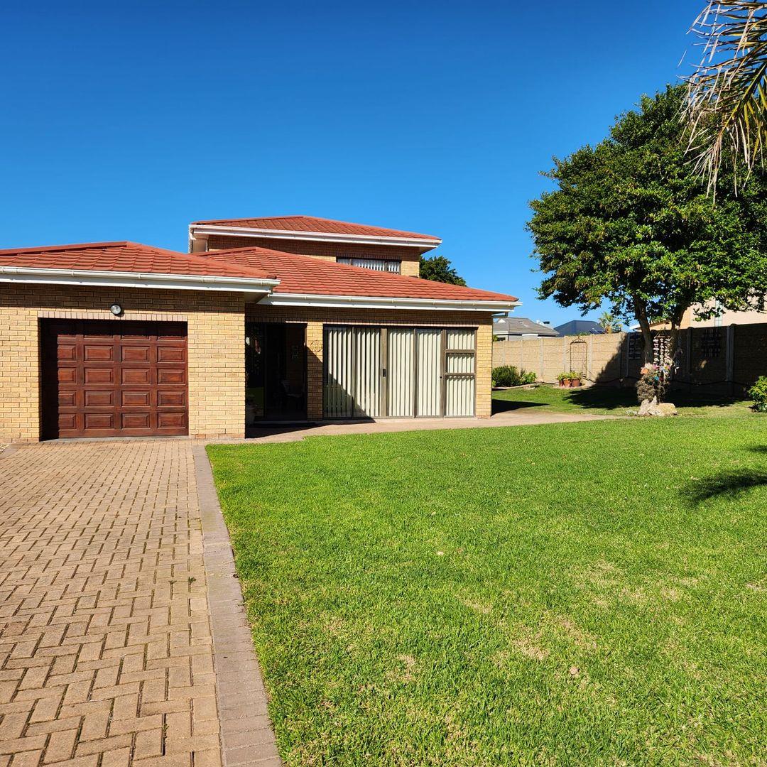3 Bedroom House for sale in Stilbaai Wes - P24-115959873