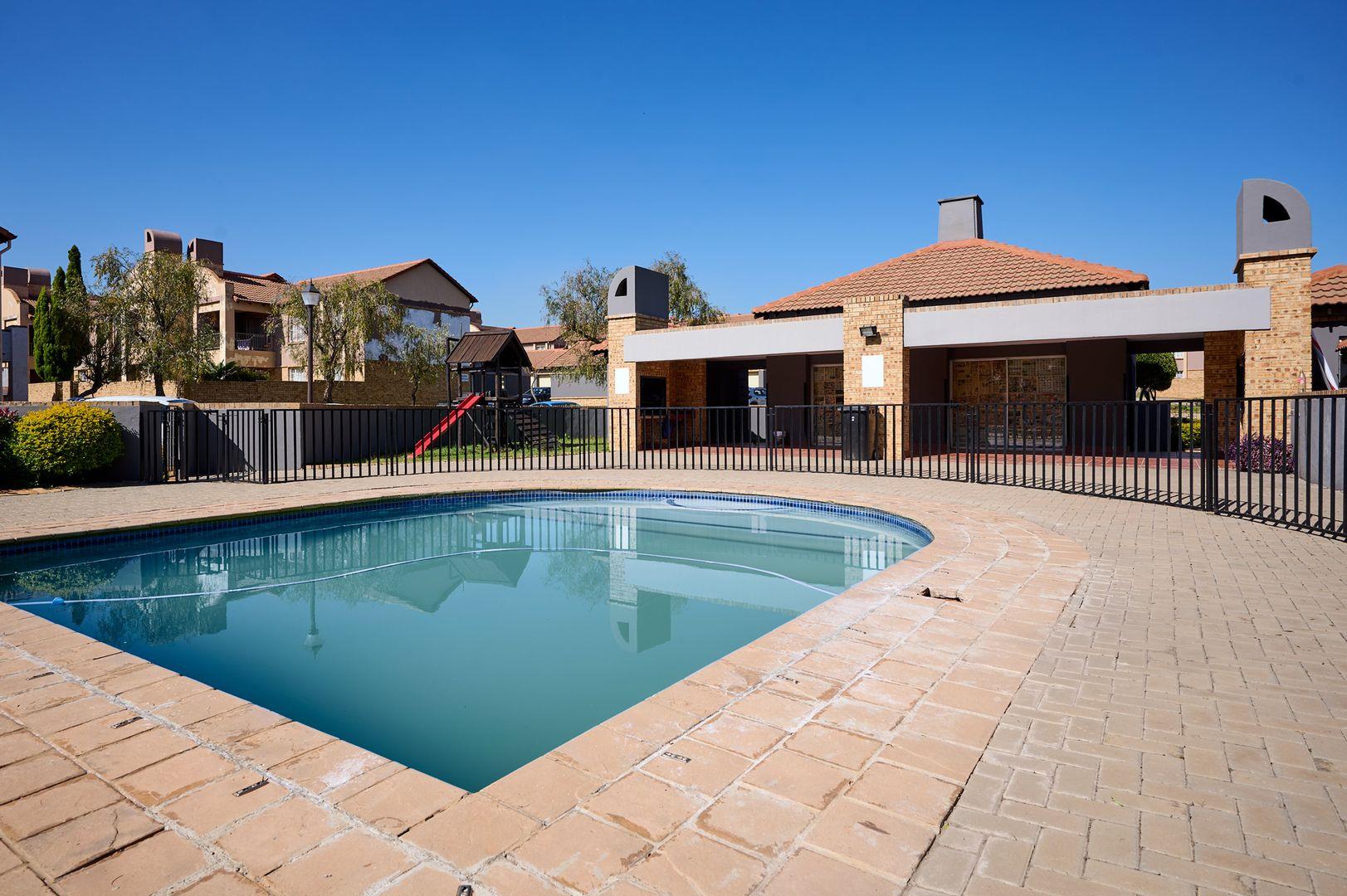 2 Bedroom Apartment / flat for sale in Noordwyk - 63 Ss Carlswald View ...