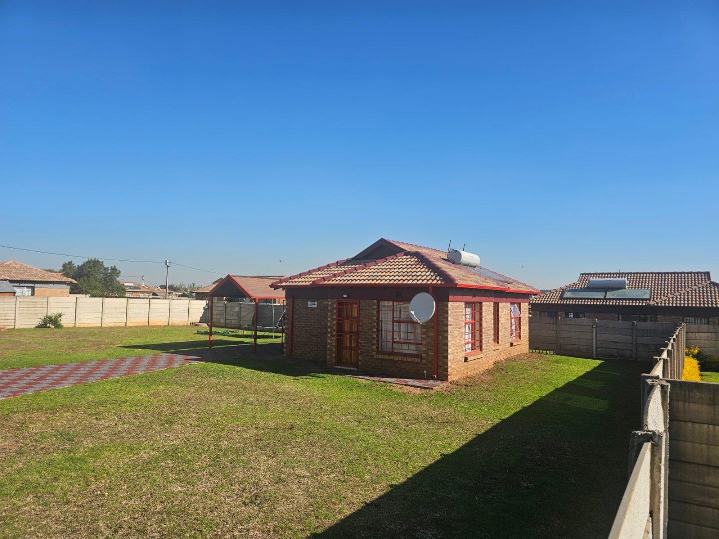 3 Bedroom House for sale in Clayville - P24-115969550