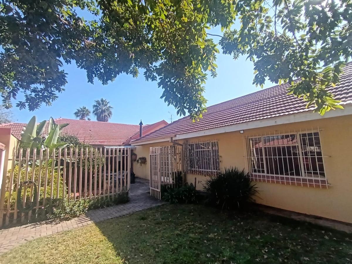 3 Bedroom House for sale in Risiville - P24-115970023