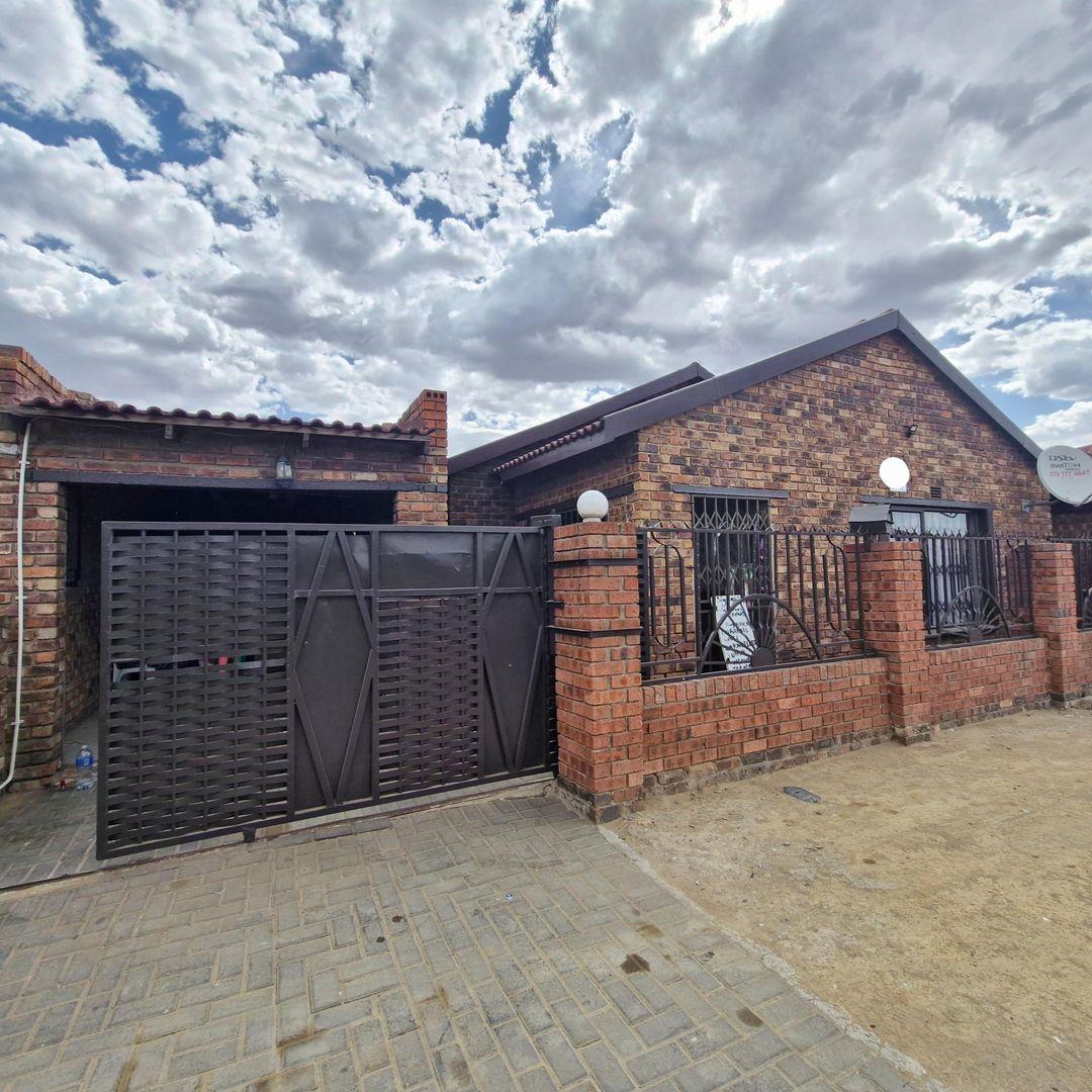3 Bedroom House for sale in Embalenhle - P24-115324530