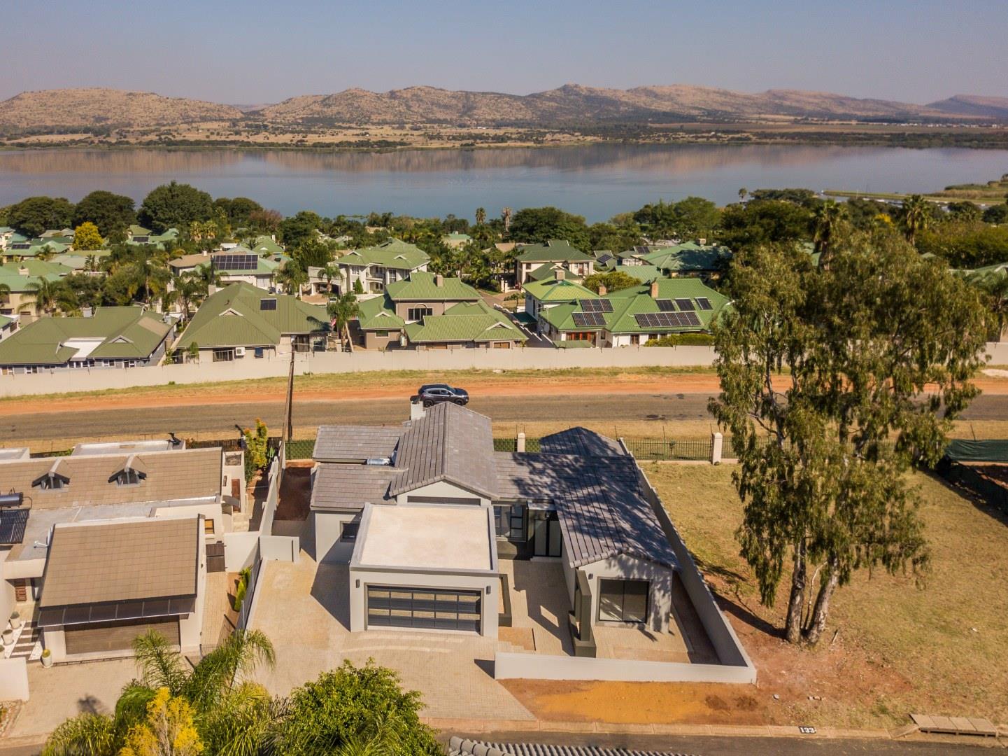 3 Bedroom House for sale in Kosmos Ridge - P24-115971228