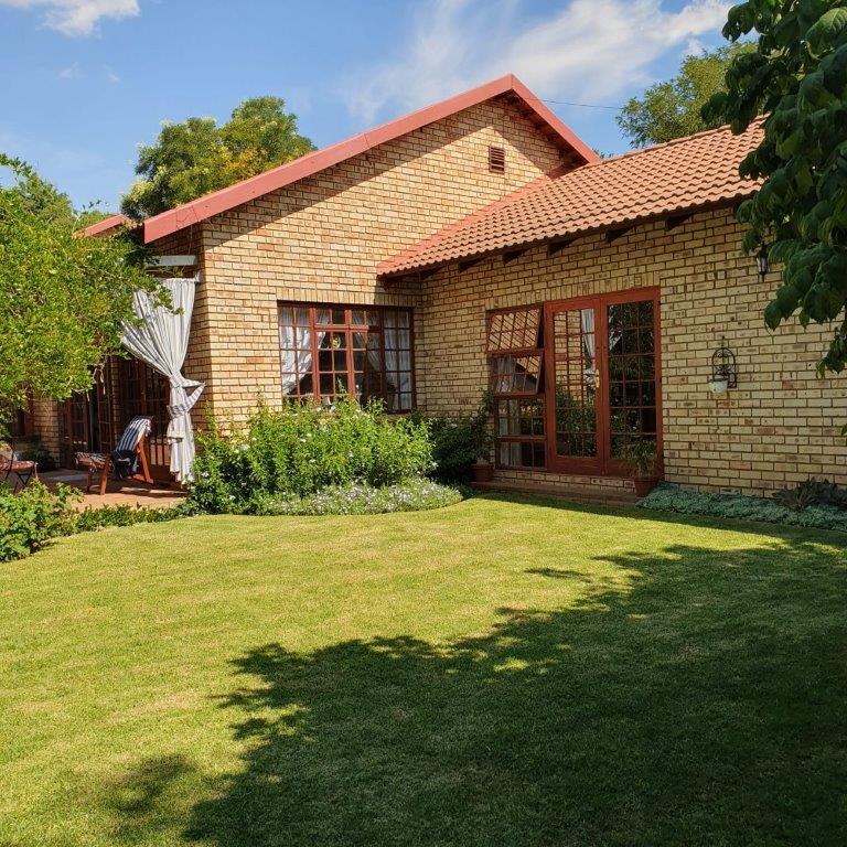 4 Bedroom House for sale in Ladybrand - P24-115975005